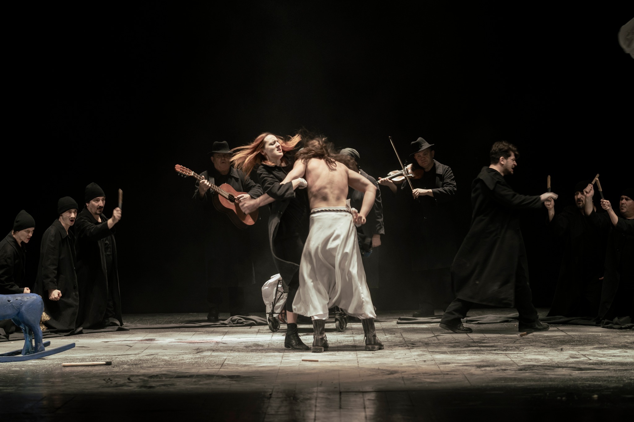 Grupul Iza, parte a spectacolului Electra, pe scena Teatrul Național ...